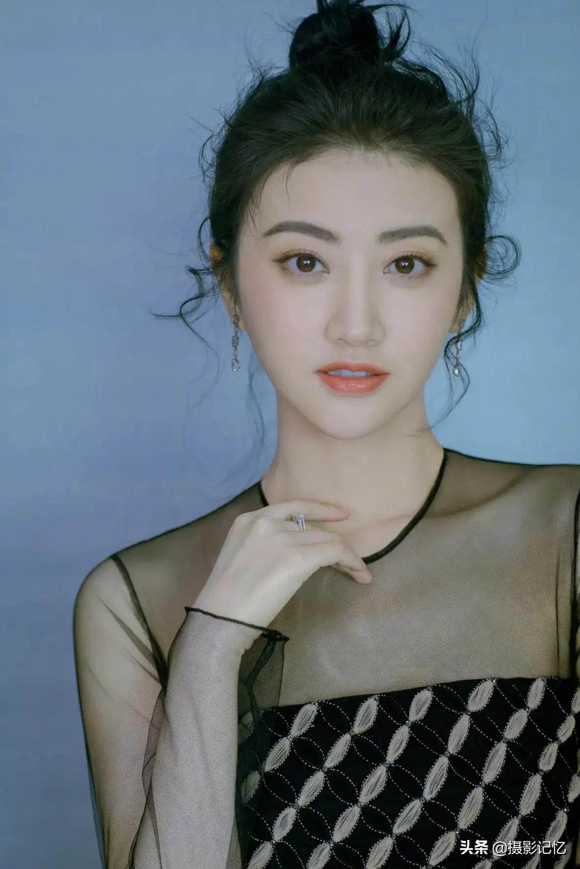 Jing Tian: Perspective outfit, faint temptation - iNEWS