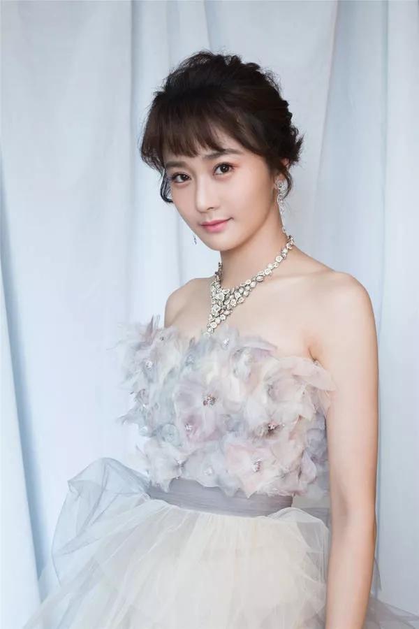 Fresh and beautiful beautiful singer, Chen Bing - iNEWS