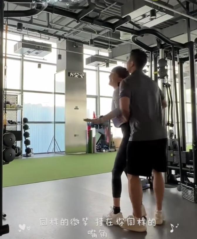 50-year-old Niu Li interacts intimately with her fitness trainer ...