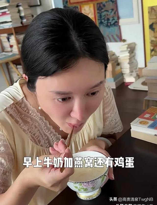 Du Xinglin shows her happiness, Zhang Jizhong holds her belly with his ...