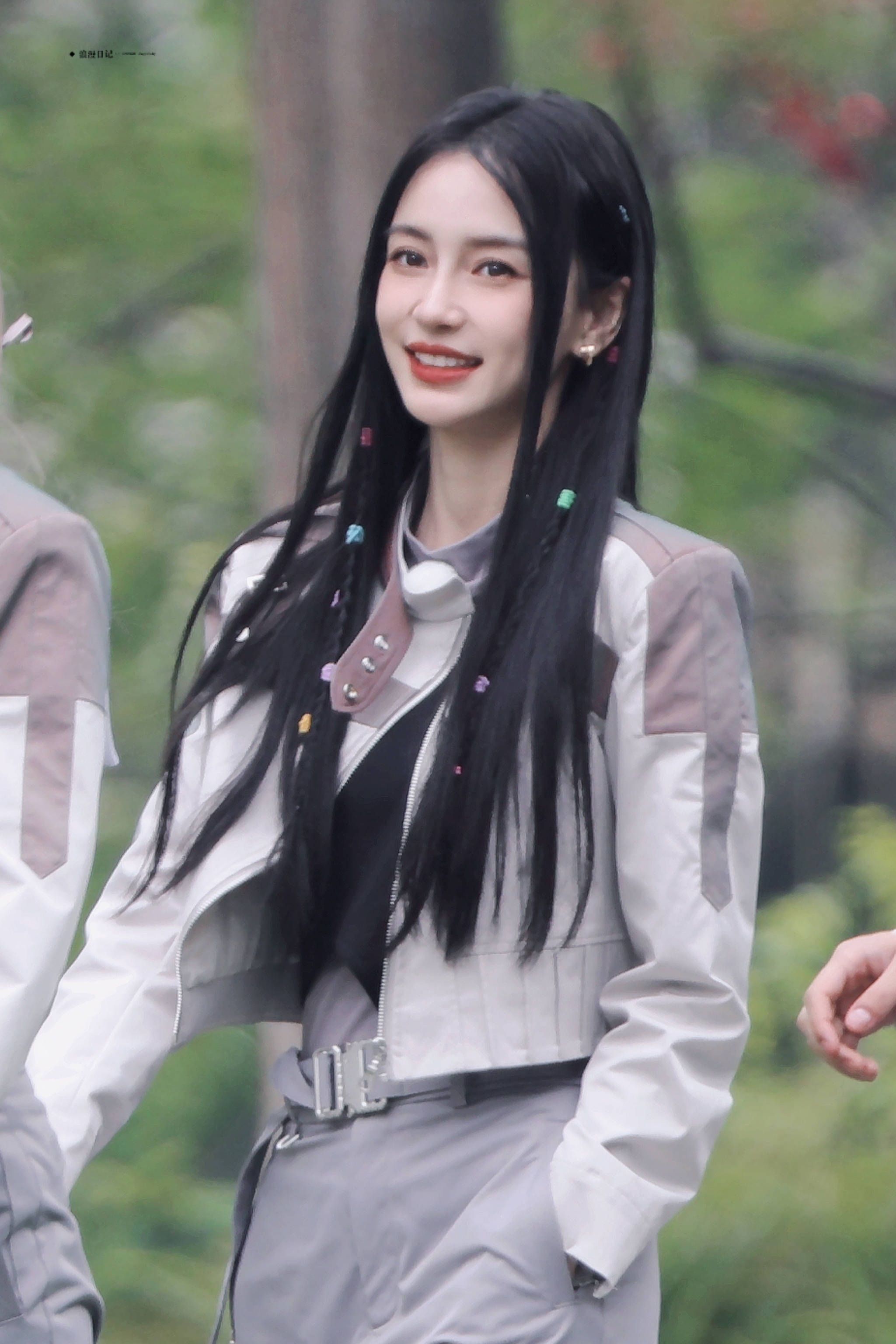 Yang Ying and Song Yuqi wear sweet and cool overalls and greet the ...