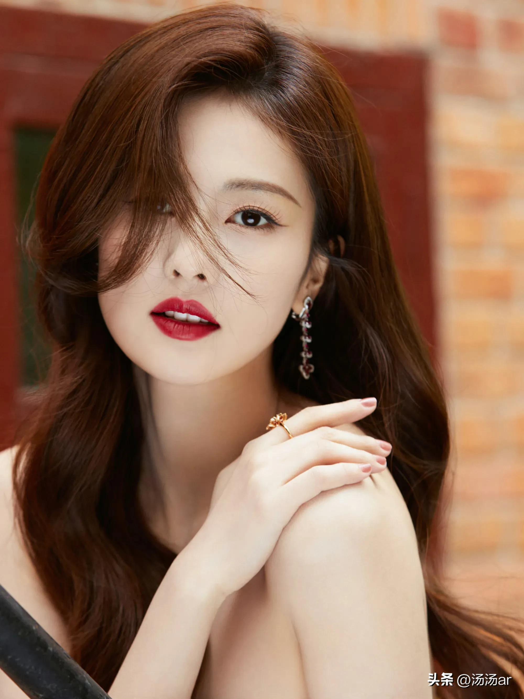 Is Bai Lu the only artist who currently wears three sets of couture on ...