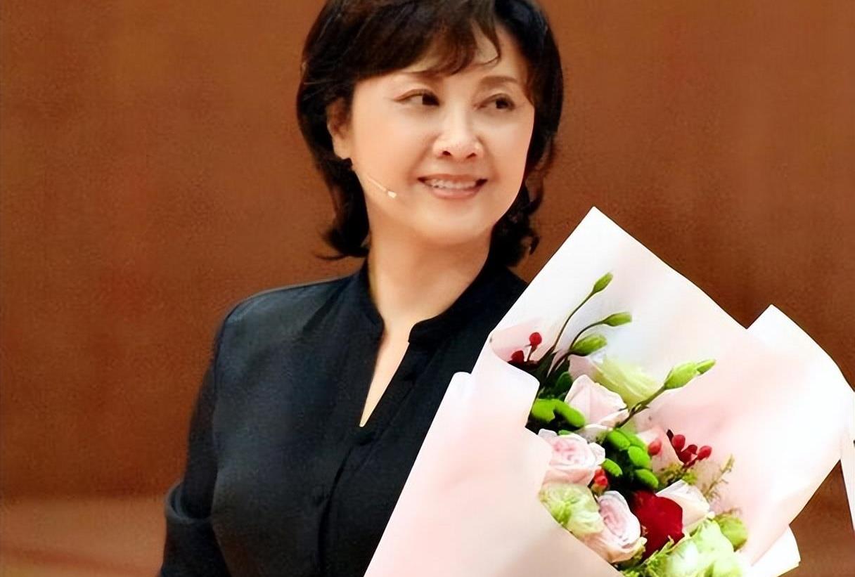 Seeing the 71-year-old Zhu Lin getting older, I realized: Yang Jie's ...