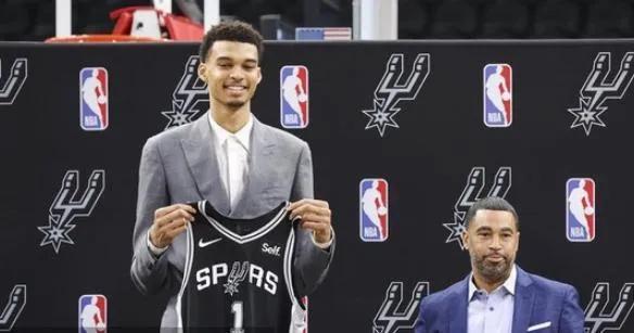 Wenban Yama's security guard slapped the queen Spears, I've already ...