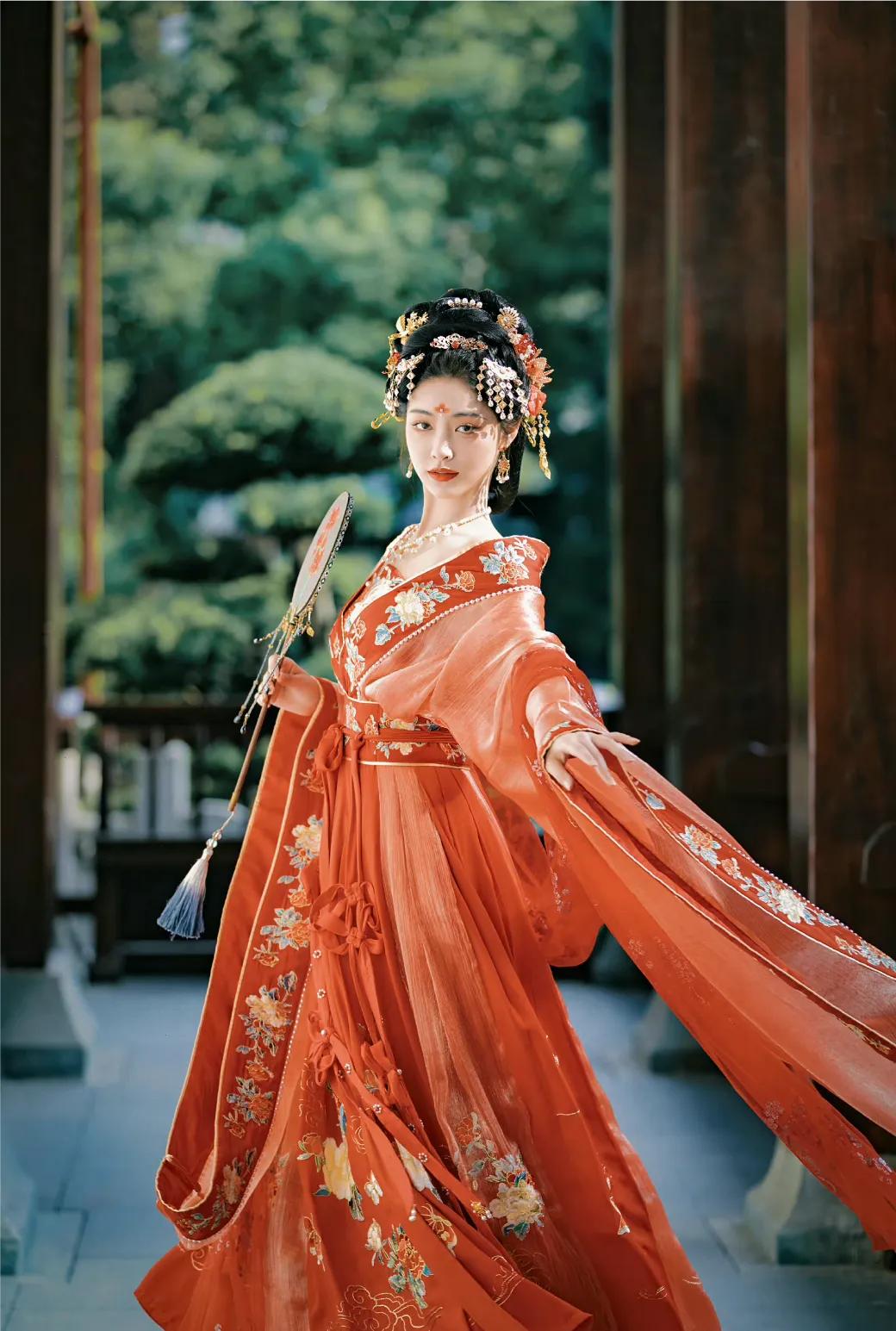 Chinese red costume style, Xu Jiaqi's smart and graceful, can it make ...