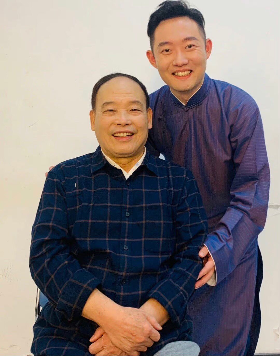 72-year-old cross talk master Zhao Weizhou rarely appeared in the cross ...