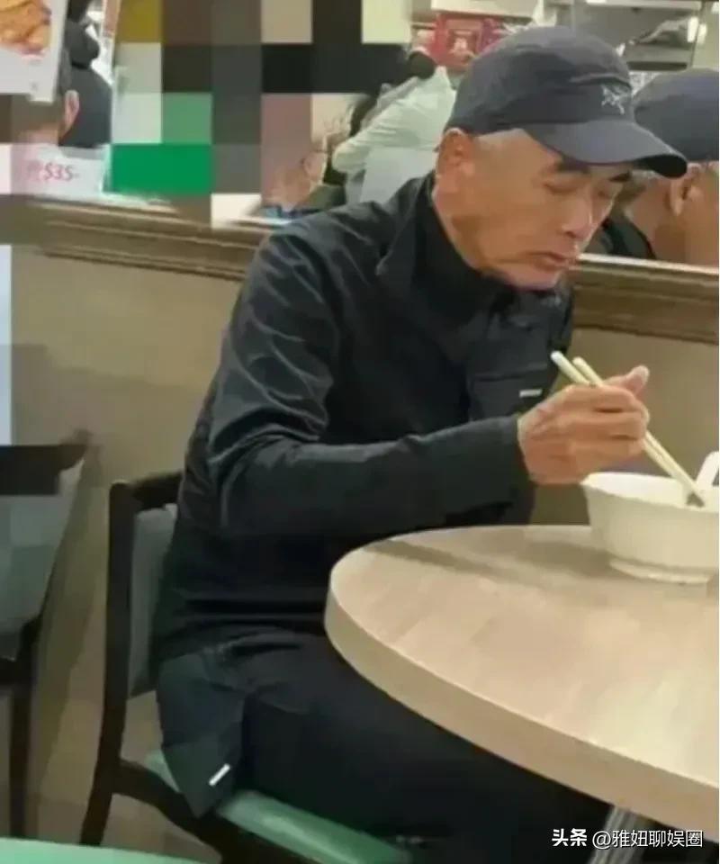 Alan Tam eating fast food on the street - iNEWS