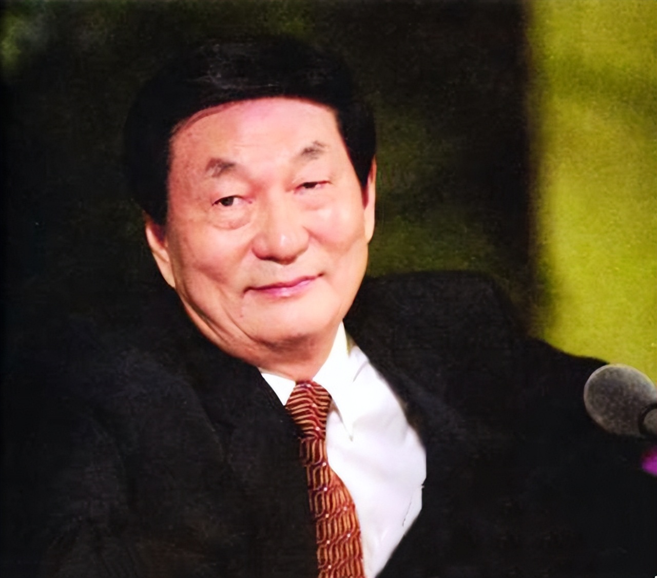 In 1988, Zhu Rongji appeared at the Shanghai National People's Congress ...