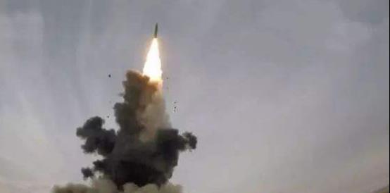 In the early morning, a flash of light flashed across the sky! Flying ...