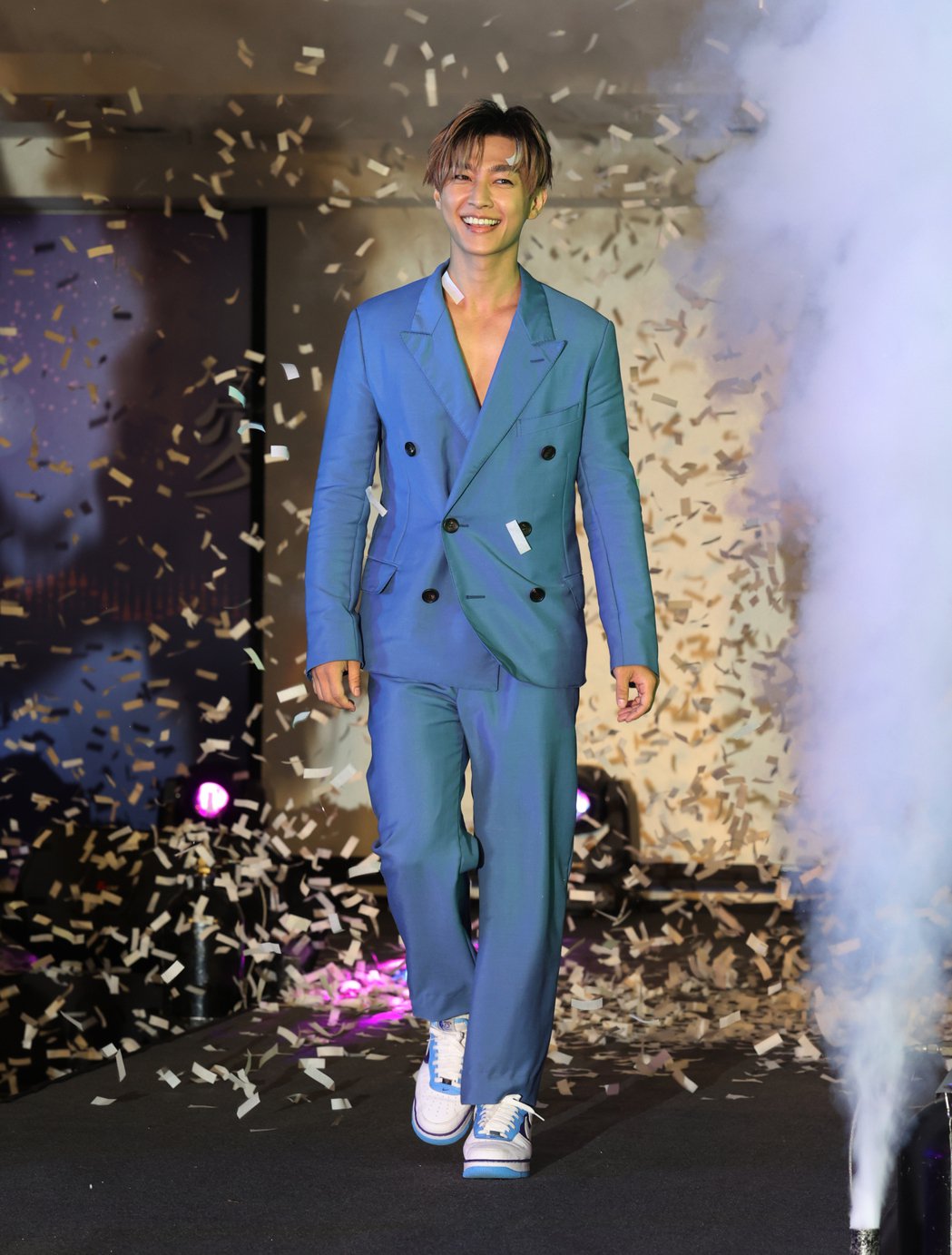 Aaron Yan is off!Showing the perfect six-pack on the catwalk responds ...
