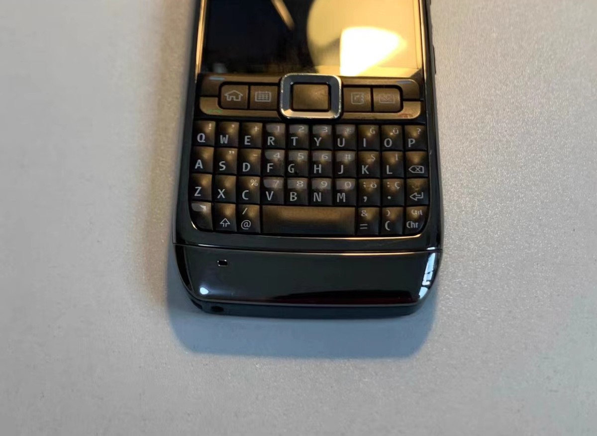 Picked up a Nokia E71, no battery can not boot, but I am very happy ...