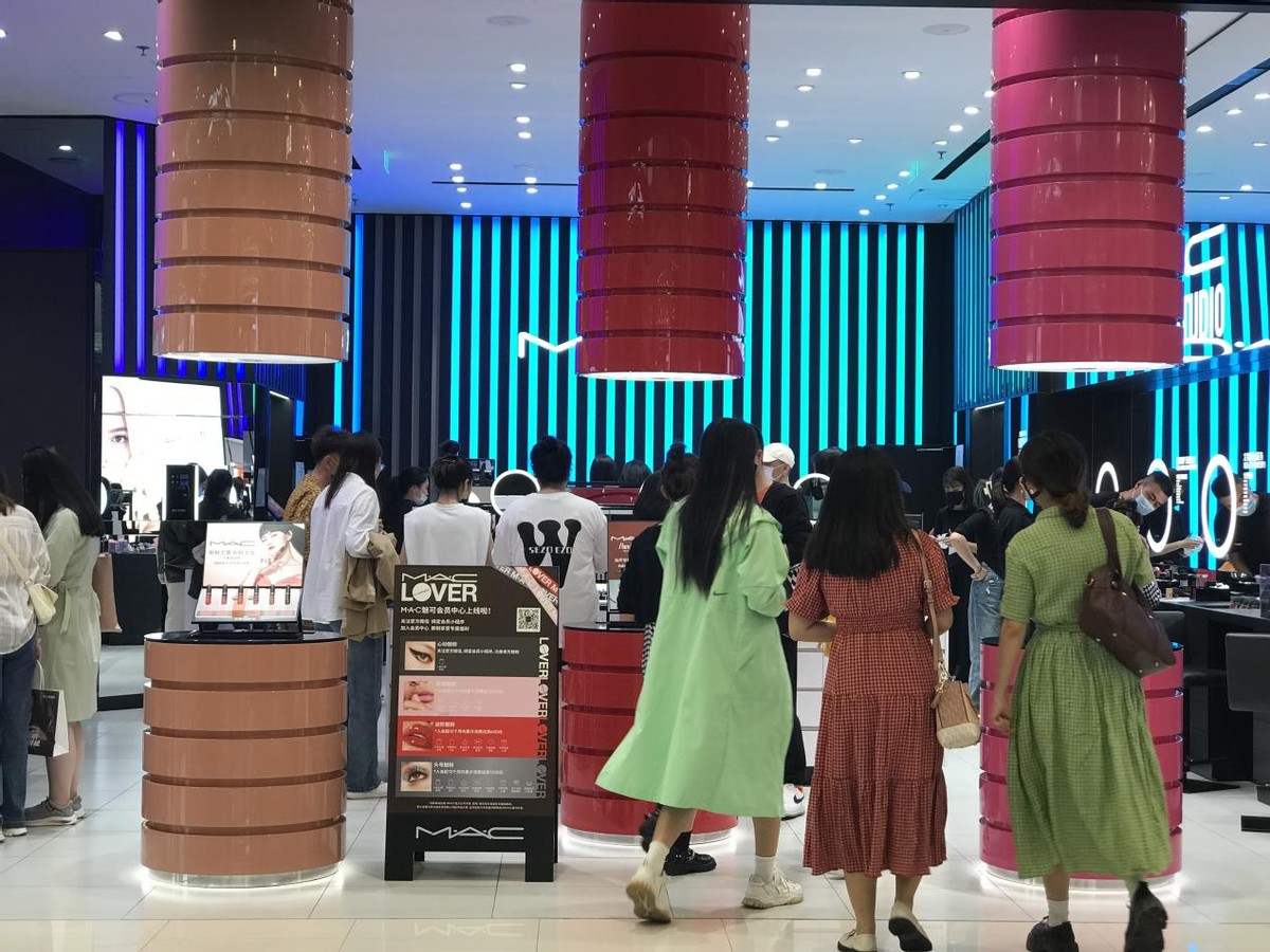 Building a bottom and rebounding, the department store retail industry ...