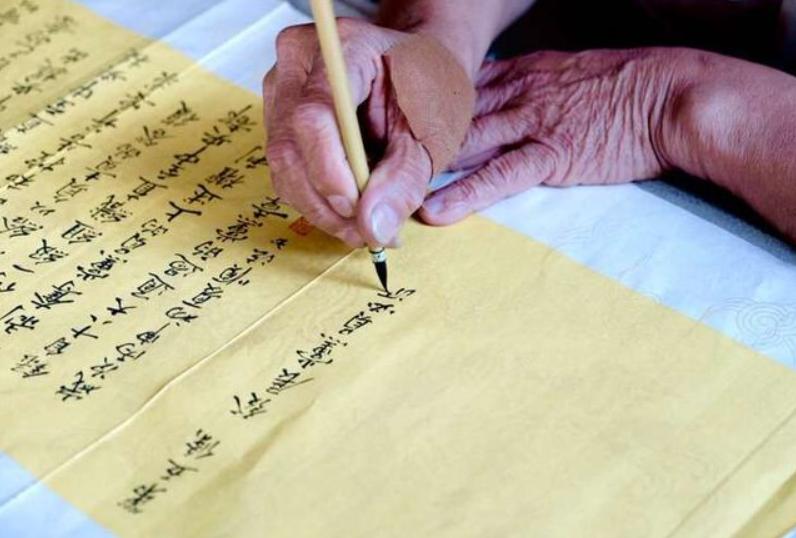 85-year-old Zhang Ruiling: He has practiced regular script for 70 years ...