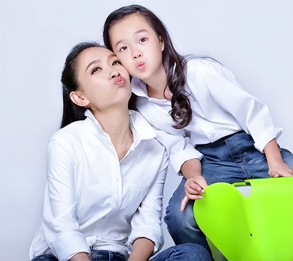 The well-known host Wang Fang's daughter rarely shows up, she is erudite and talented, and she ...