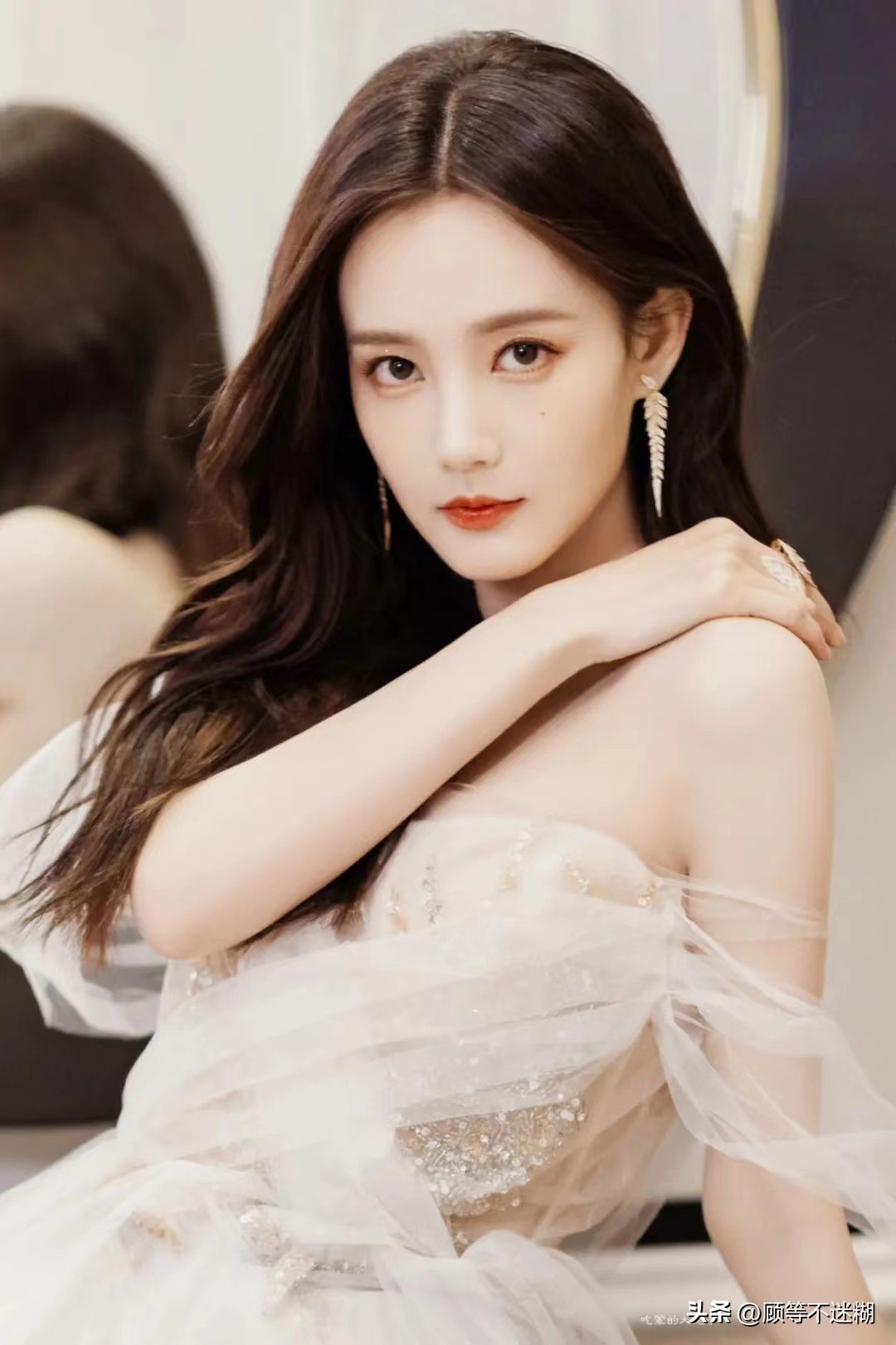 Li Yitong actually put his bare feet on the airplane seat, which is so ...