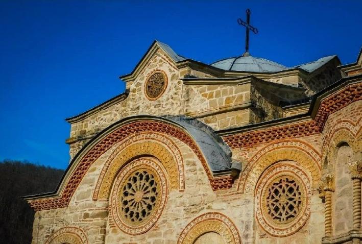 What are the characteristics of the design of medieval monastery ...