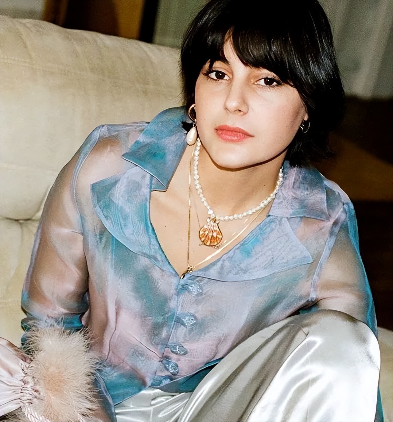 Relying on old clothes and fashion, Maria Bernad is worthy of being a ...