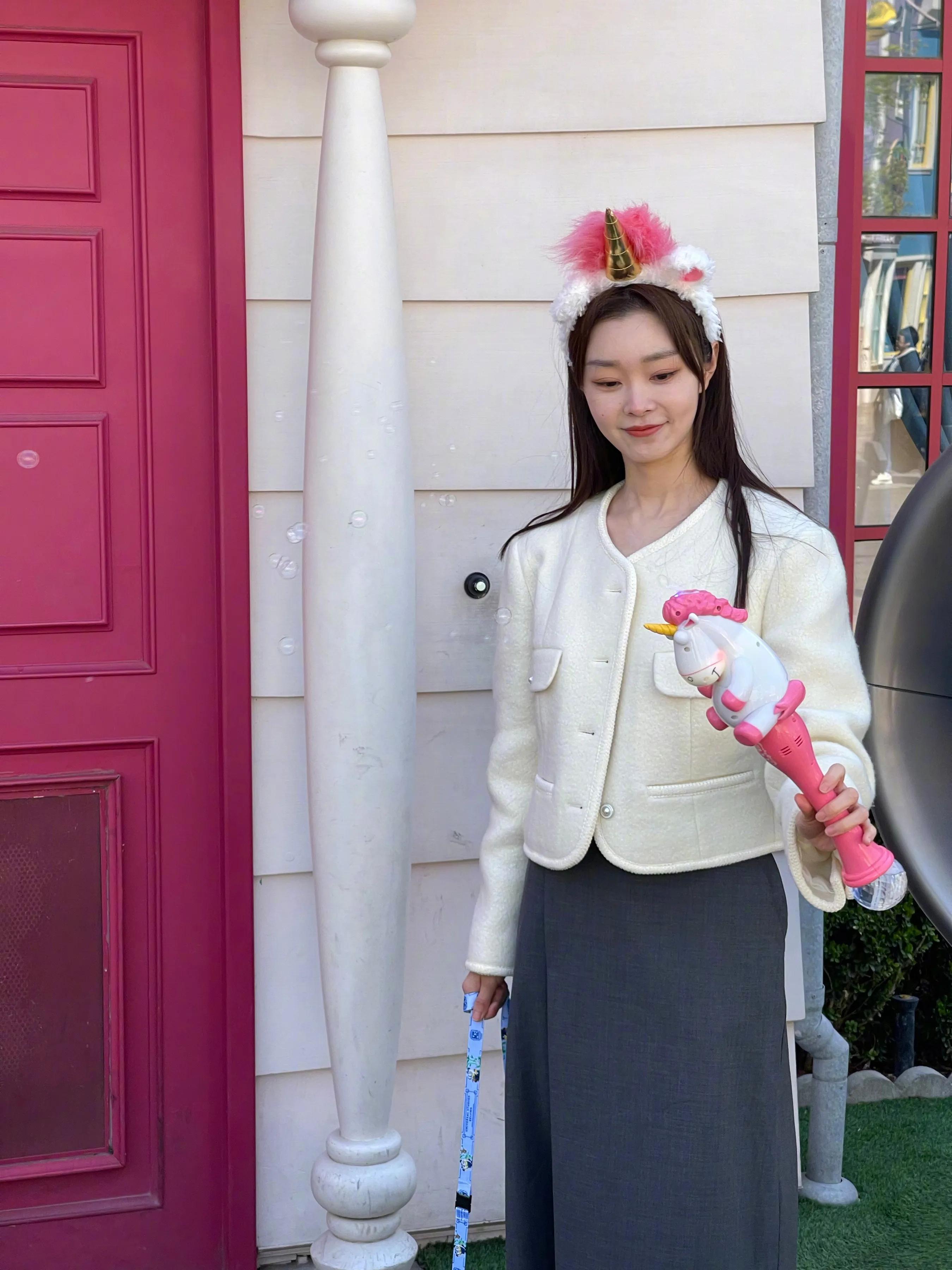 Song Yi's recent outfits - iMedia