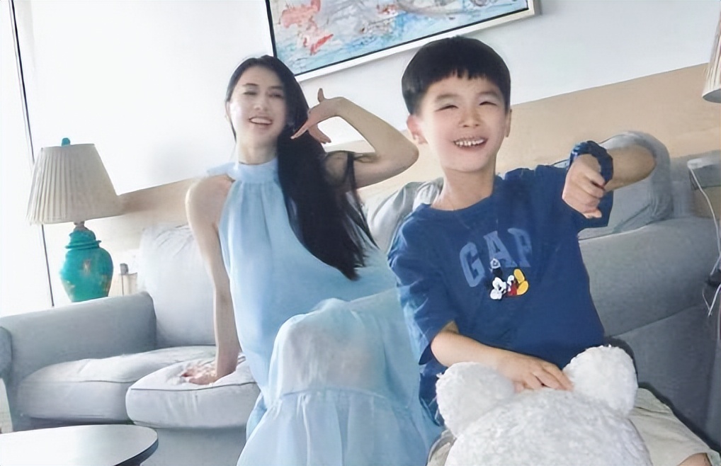 eccentric? Huang Shengyi posted photos of mother and child, hugging An ...