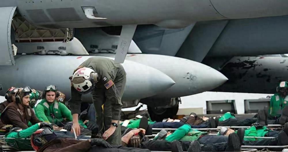 The JH-7 dispatch was effective. A large number of sailors from the ...