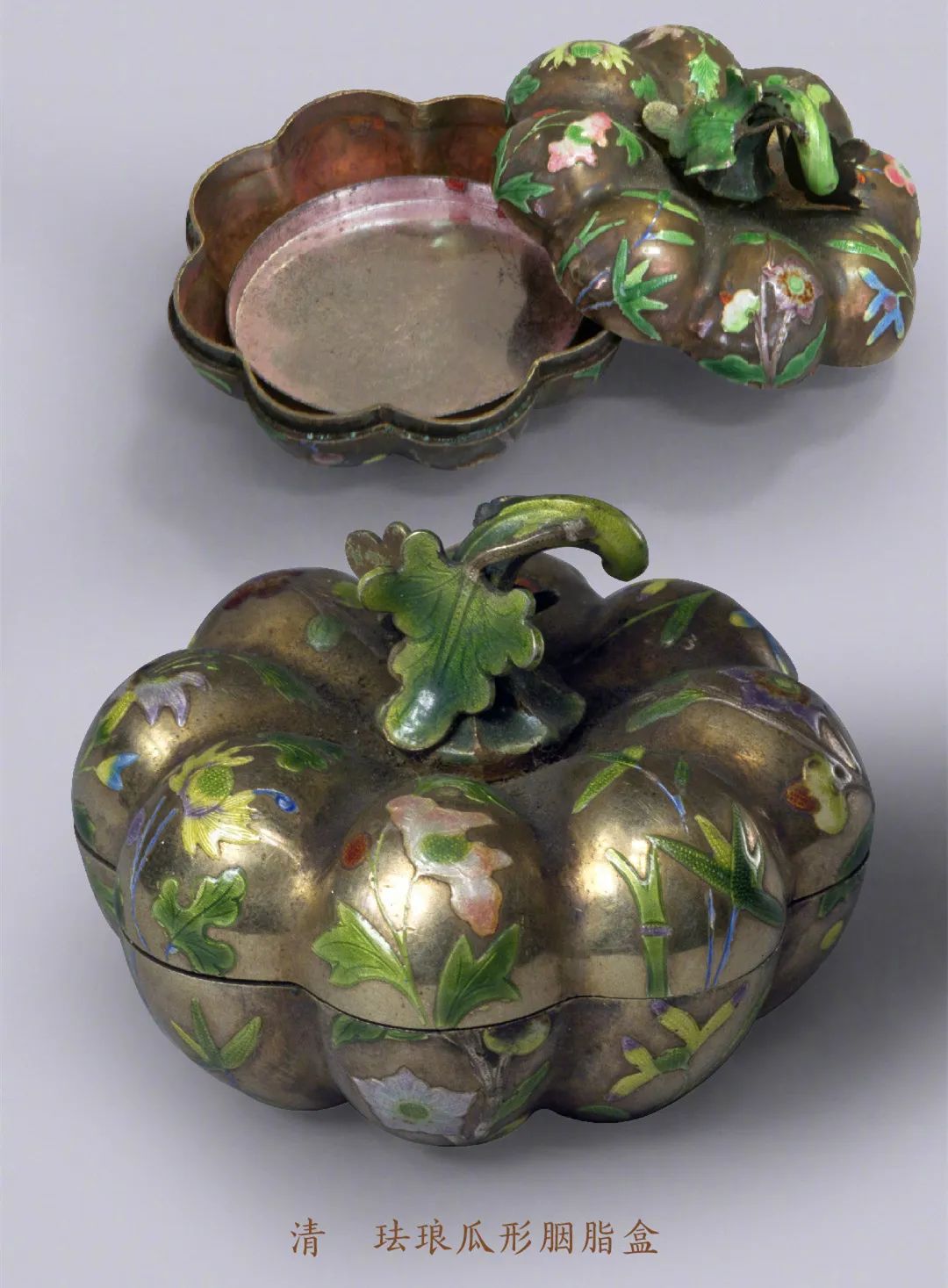 The rouge box in the East is antique, the cosmetic box in the West is ...