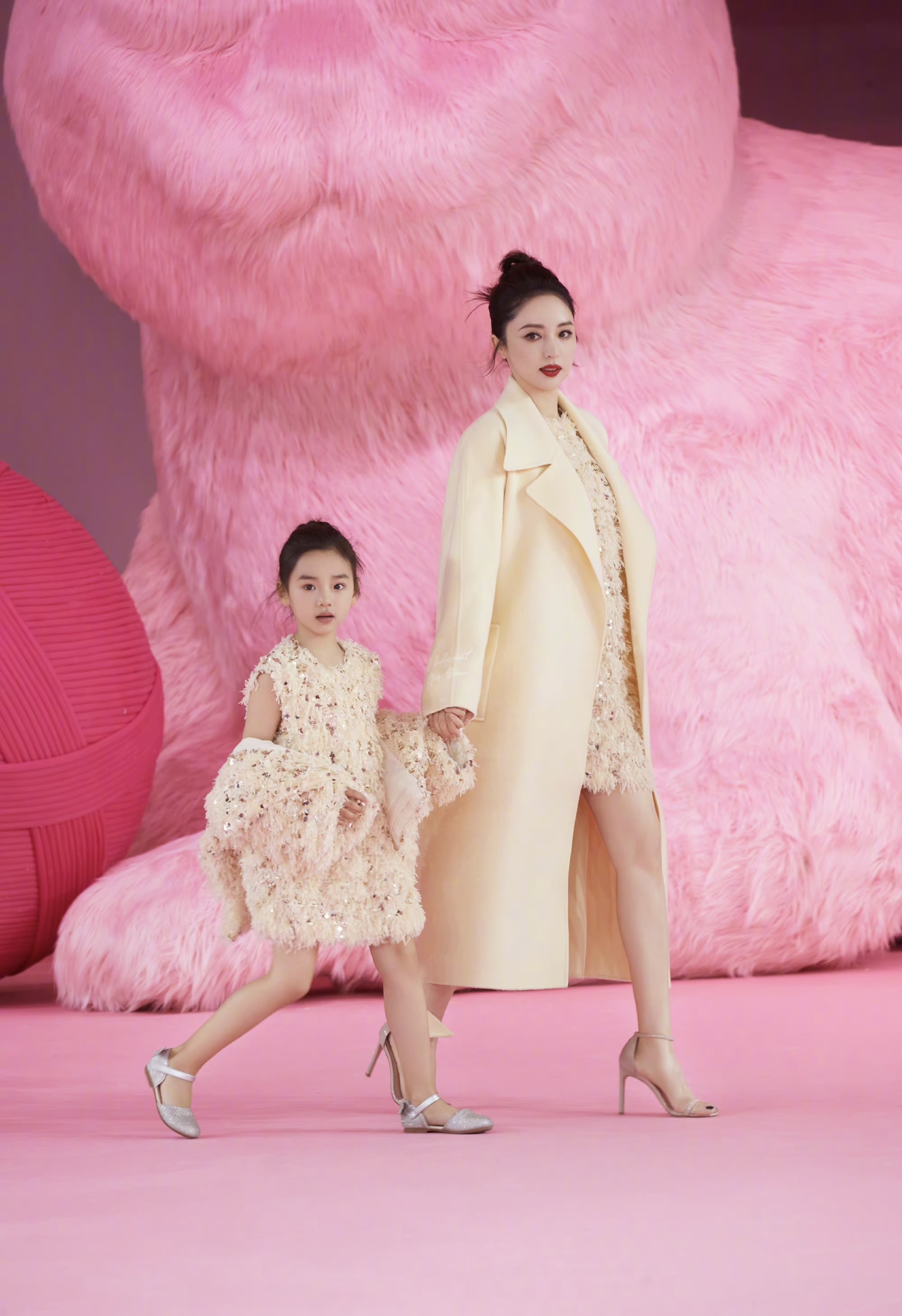 Dong Xuan led her daughter's dimples to the catwalk, wearing a parent ...