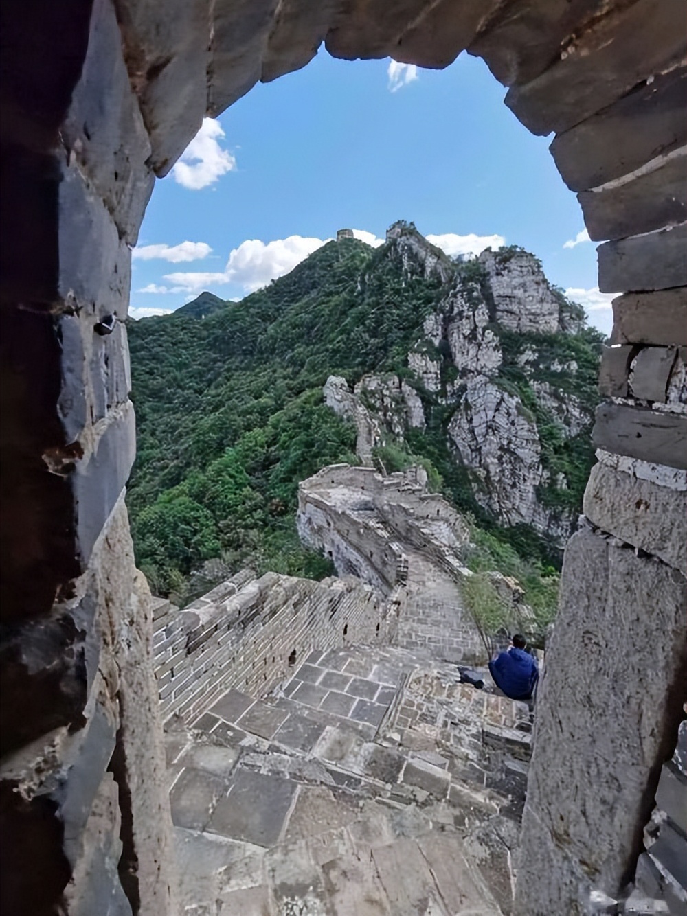 What is the end of the Great Wall like? Next to it is a cliff as high ...