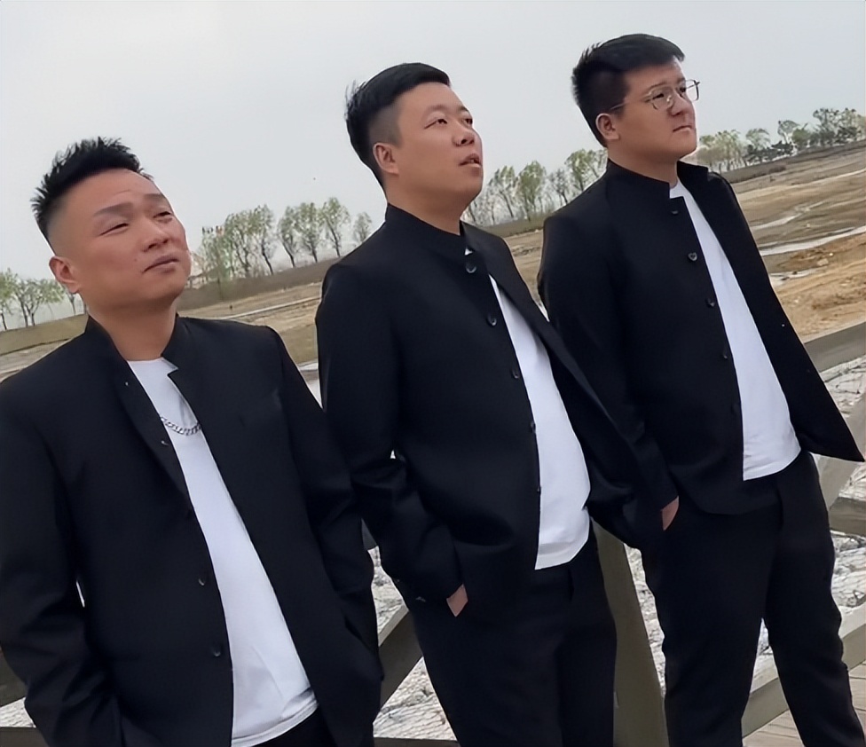 The youth group of old boys officially disbanded, and Hu Fat was pushed ...