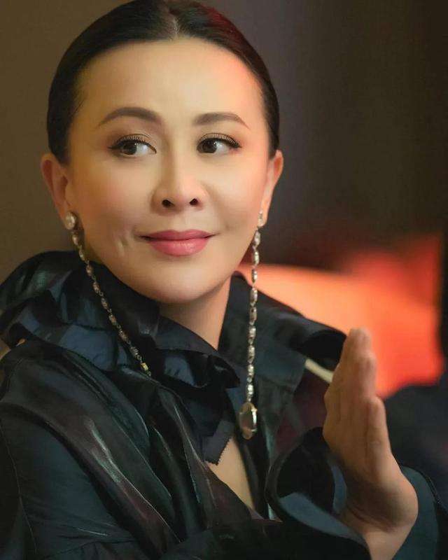 Yu Feihong's style hit "Carina Lau", lost 38 million as a director, and ...