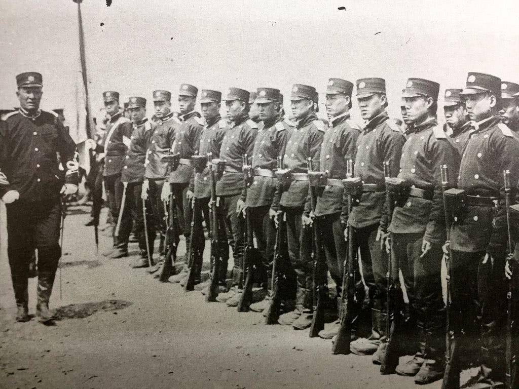 In the late Qing Dynasty, when the new army was trained to save the ...