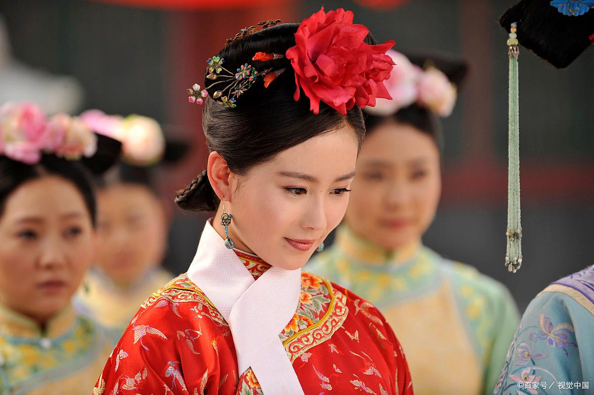 Liu Shishi's spring outing is amazing, looking back on her classic ...