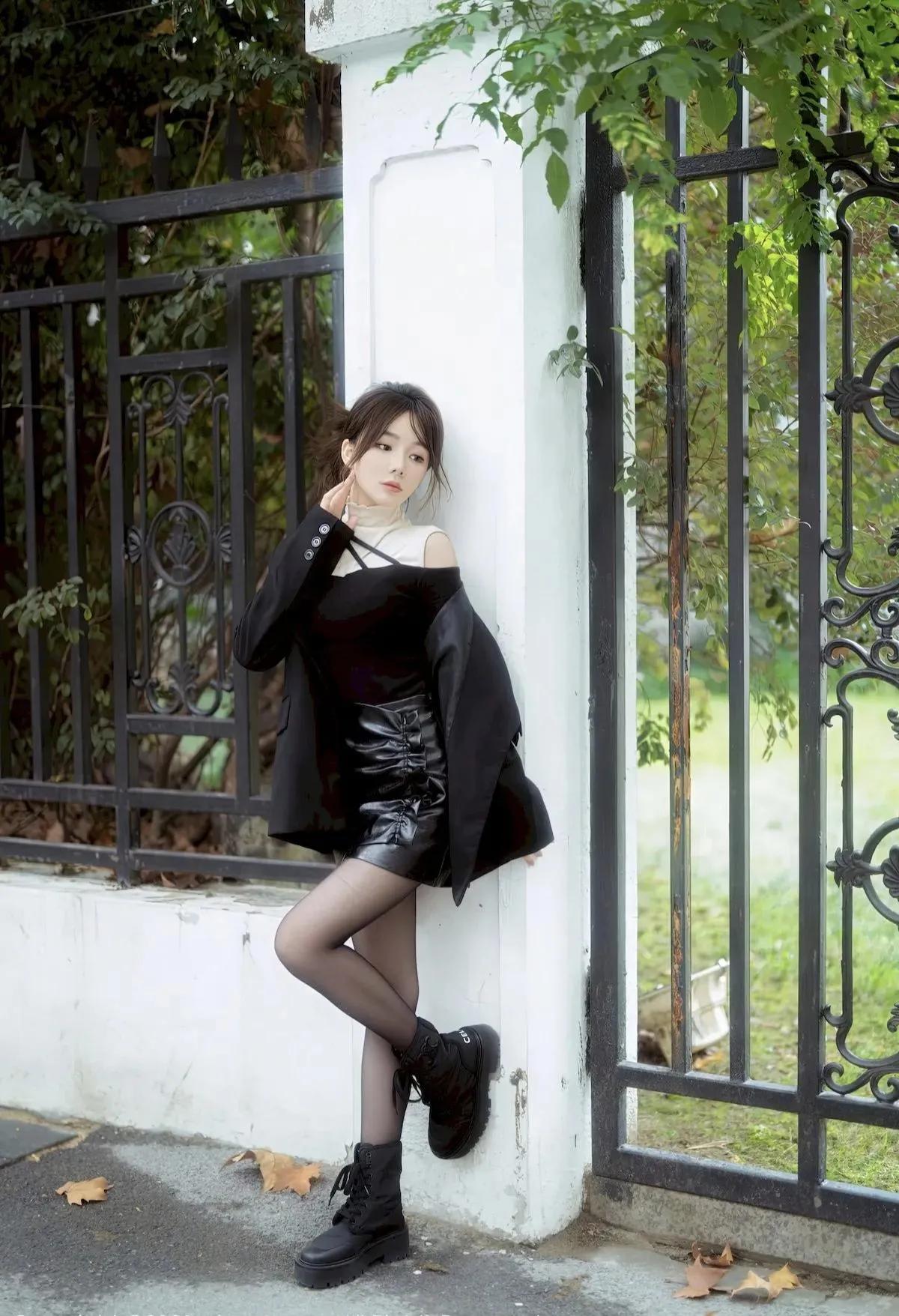 Black leather pants with black silk Martin boots - iMedia