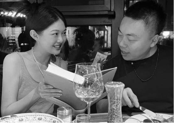 Married Internet celebrities have dinner with Beijing circle bosses!Sitting side by side in hot ...