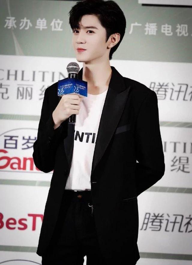 Chen Zheyuan is handsome and dressed, the sun is warm and full of vigor ...