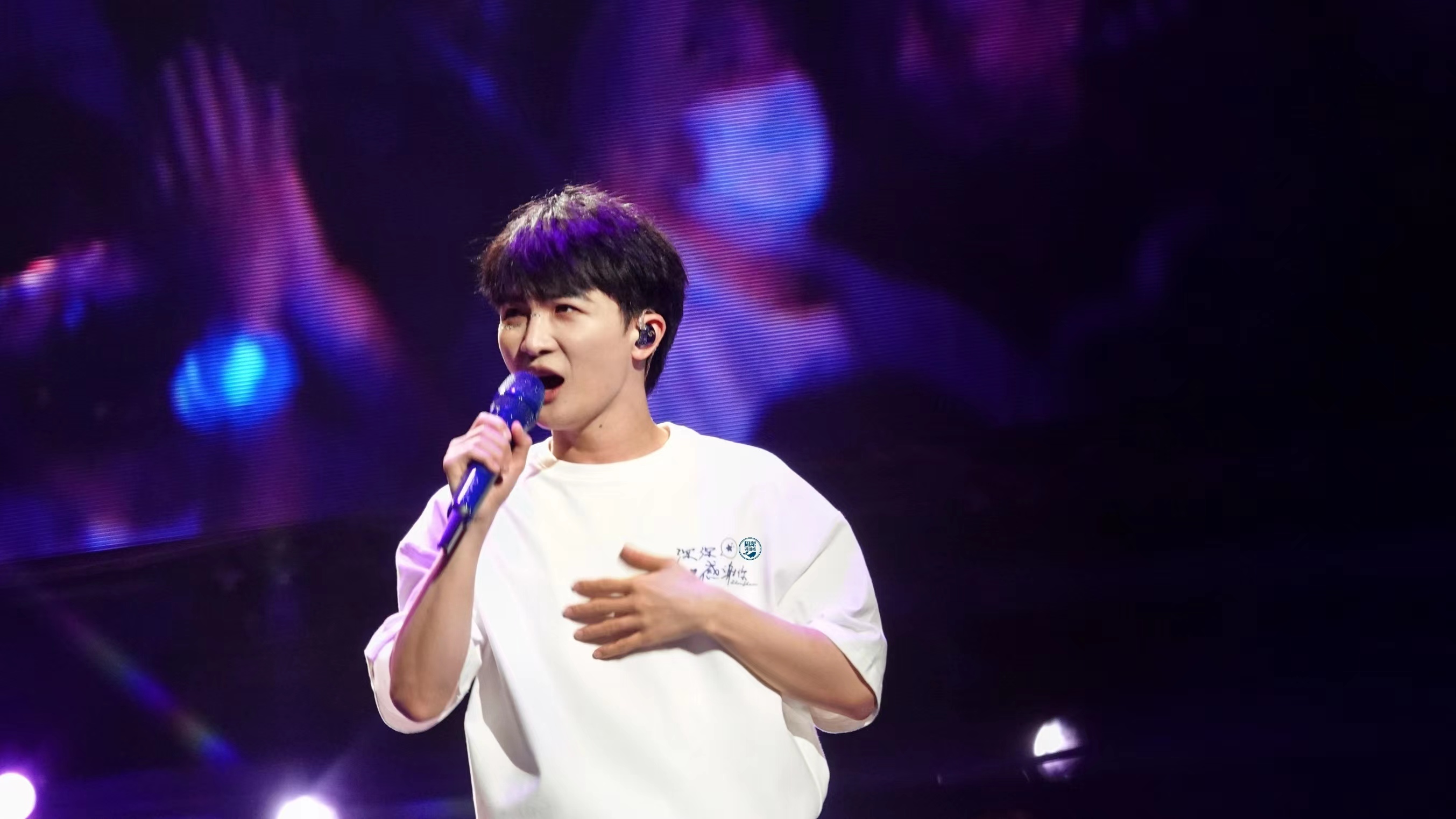 Zhou Shen shed tears at the concert, flying against the wind, living up ...