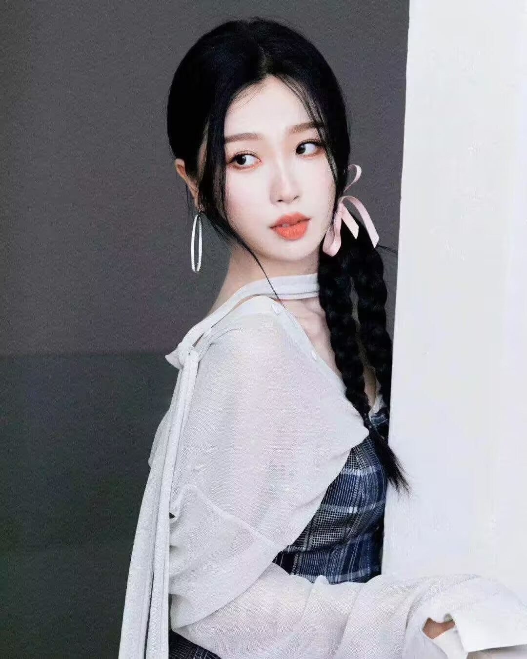 Yu Shuxin is really thin and wears well! A simple plaid suit can also ...