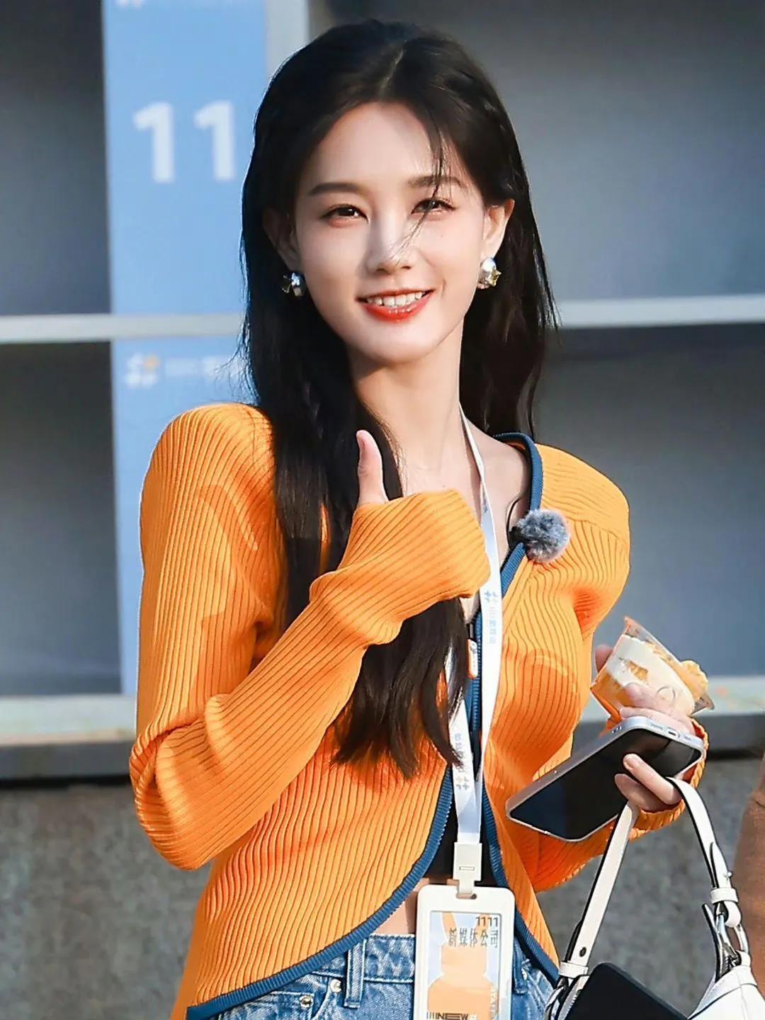 Li Yitong's smile is so eye-catching, wearing a hot girl top and flared ...