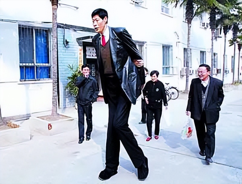 Zhang Juncai, Asia's No. 1 giant: He is 2.42 meters tall and has been ...