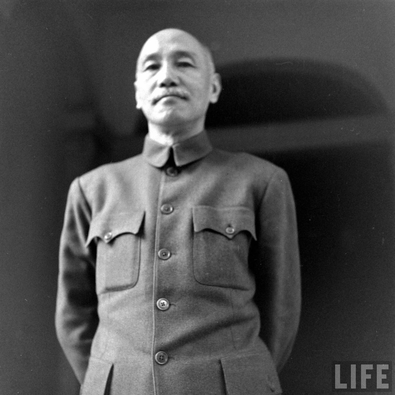 Fu Zuoyi and Chiang Kai-shek in North China in 1948 - iNEWS