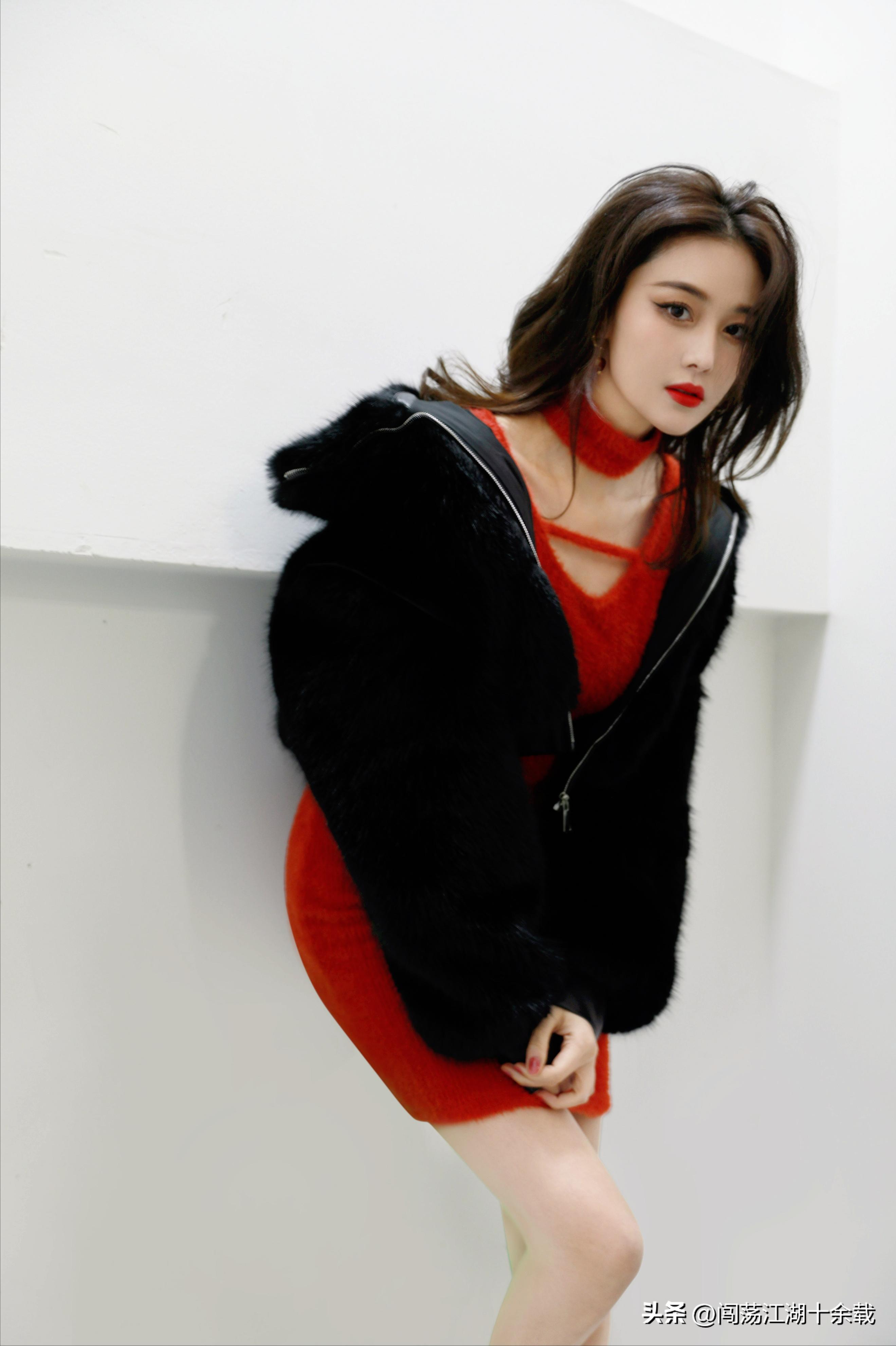 Zhang Xinyu took photos, wearing a red dress with black silk, showing ...
