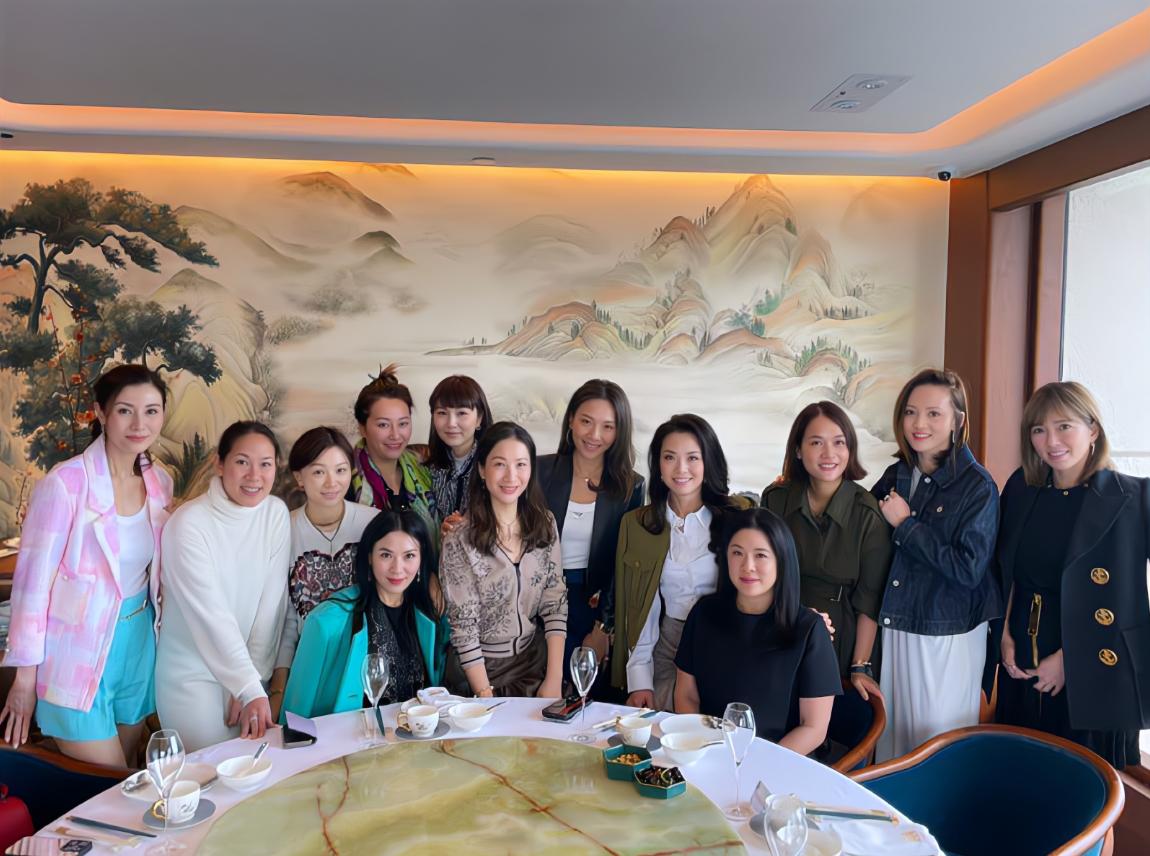 Li Jiaxin took a group photo with 12 top socialites! Wearing a pink ...