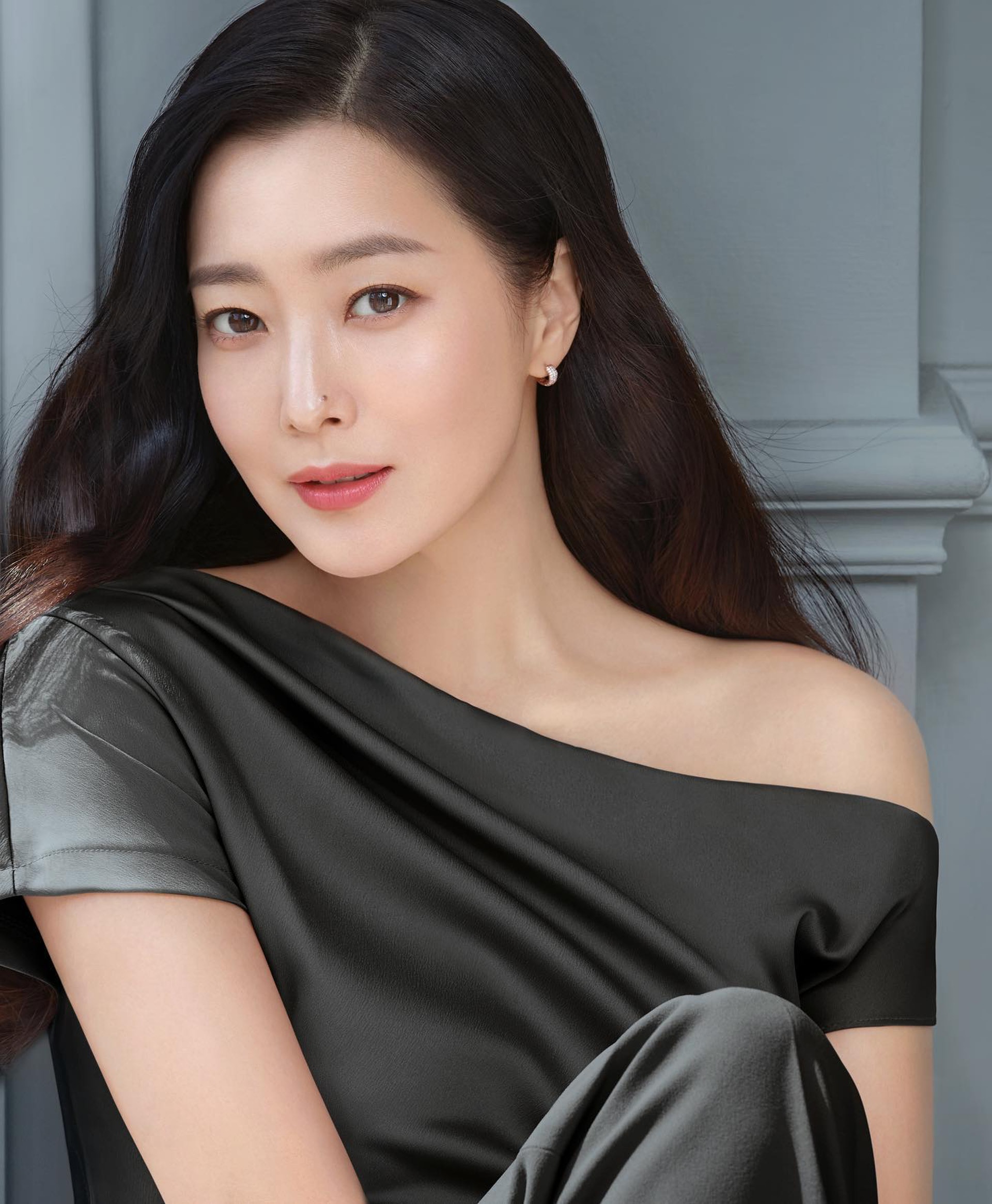 45-year-old Kim Hee-sun changed his image for the new drama, with short ...