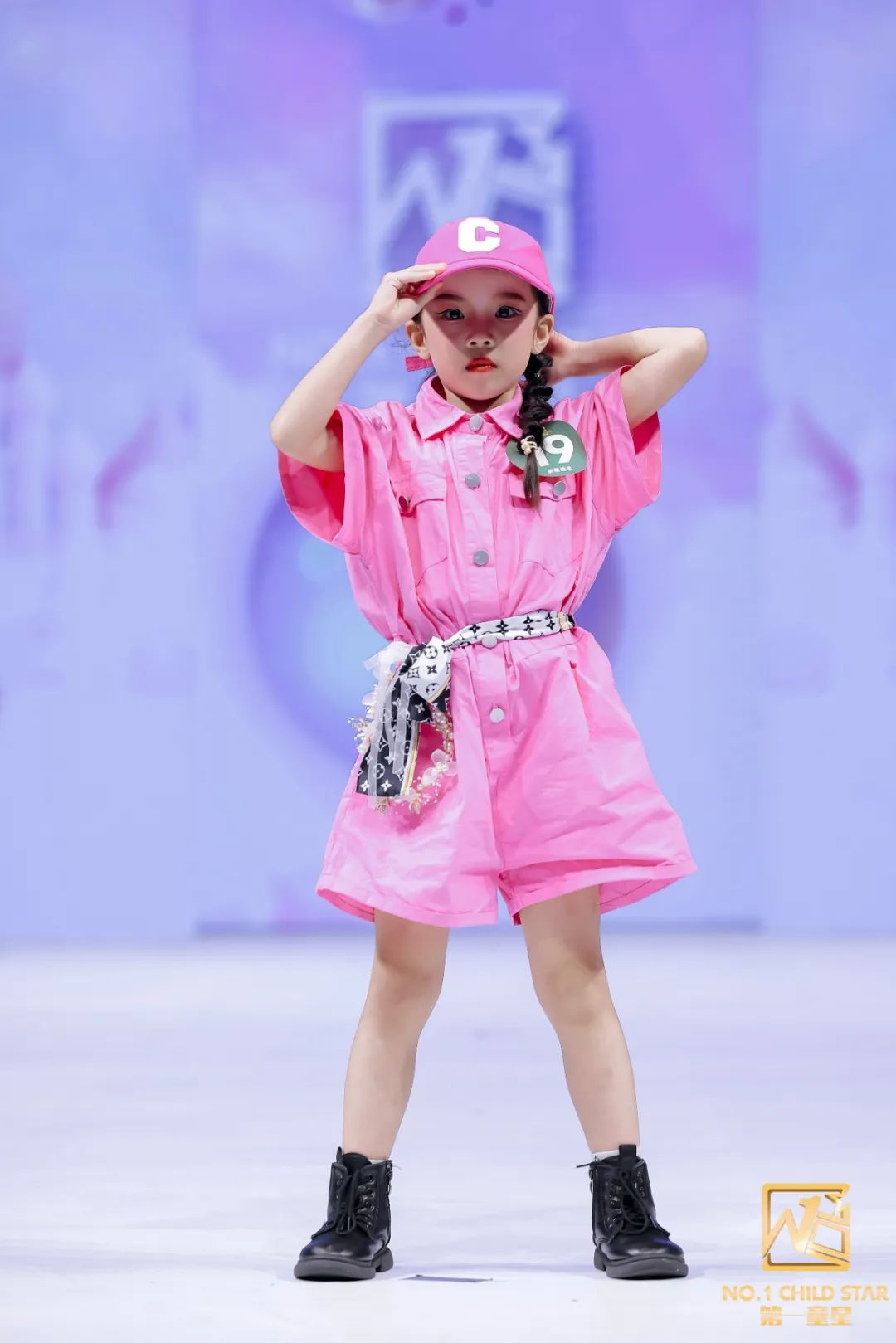 The most popular young supermodel - Hu Xinyue [On the way to grow, all the way forward] - iNEWS