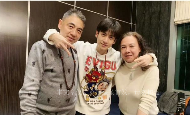 Luo Yunxi posted photos of herself and her parents on their autumn ...