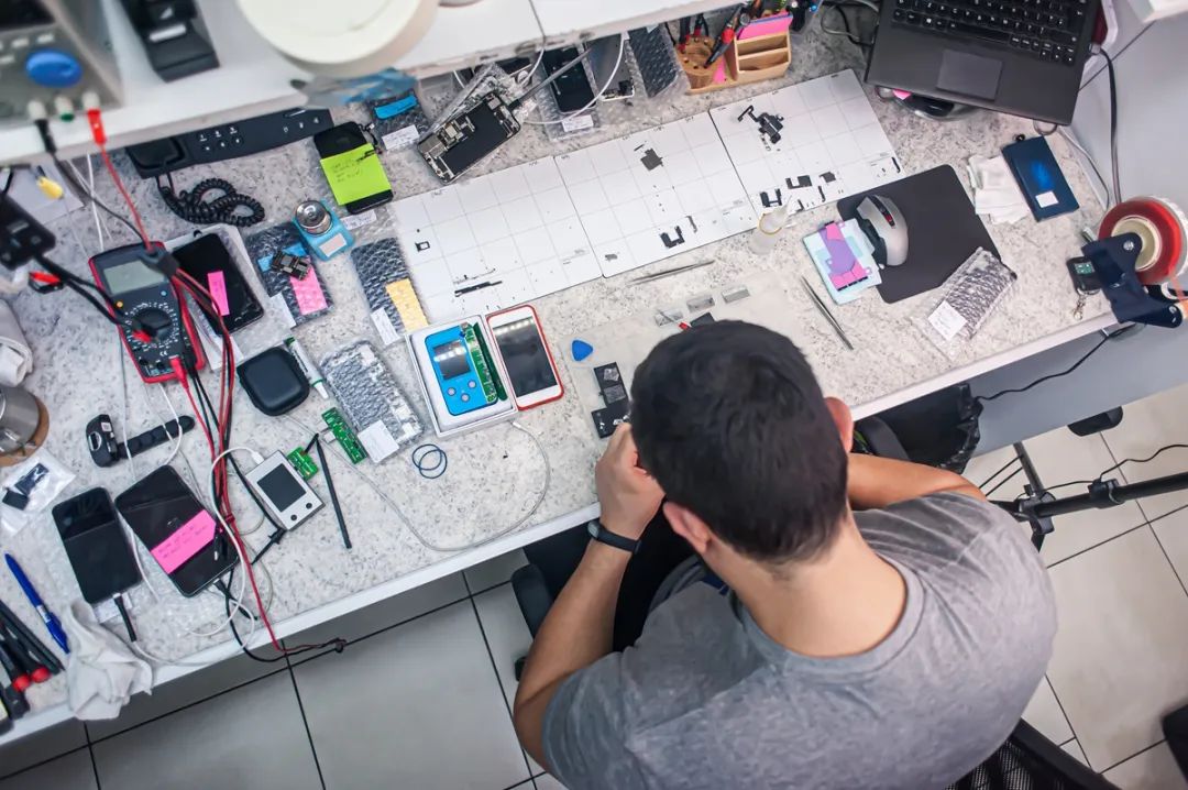 Young people who do not want to replace their mobile phones gather ...