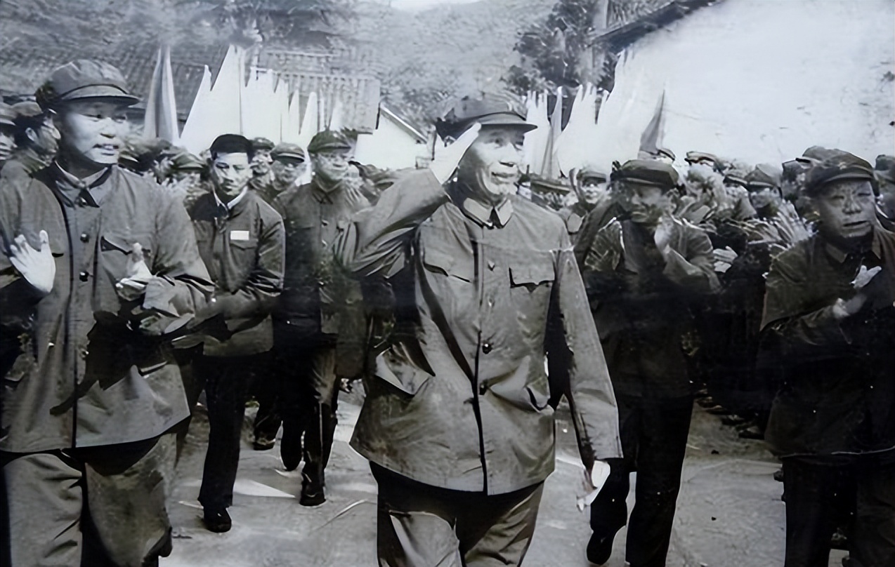 After the liberation of Xinjiang in 1949, Wang Zhen found a prisoner on ...