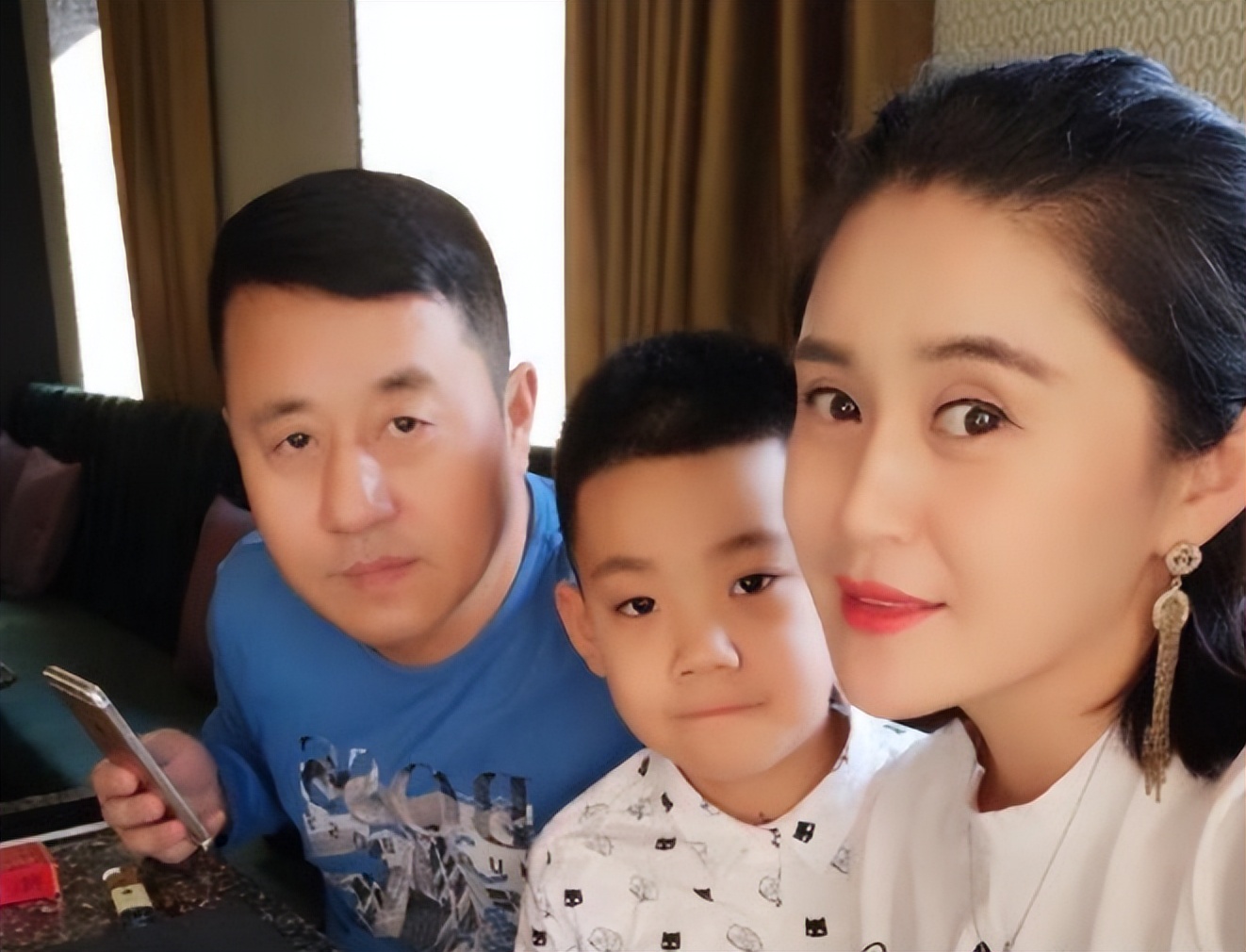 Comparing the husband and wife of Zhao Benshan's apprentices, Wang Xiaohu's wife looks ...