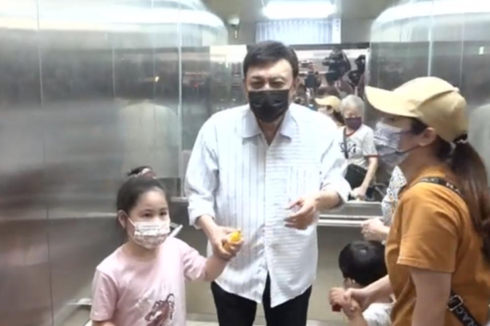 Yu Tian brought his grandson to see his critically ill daughter, which ...