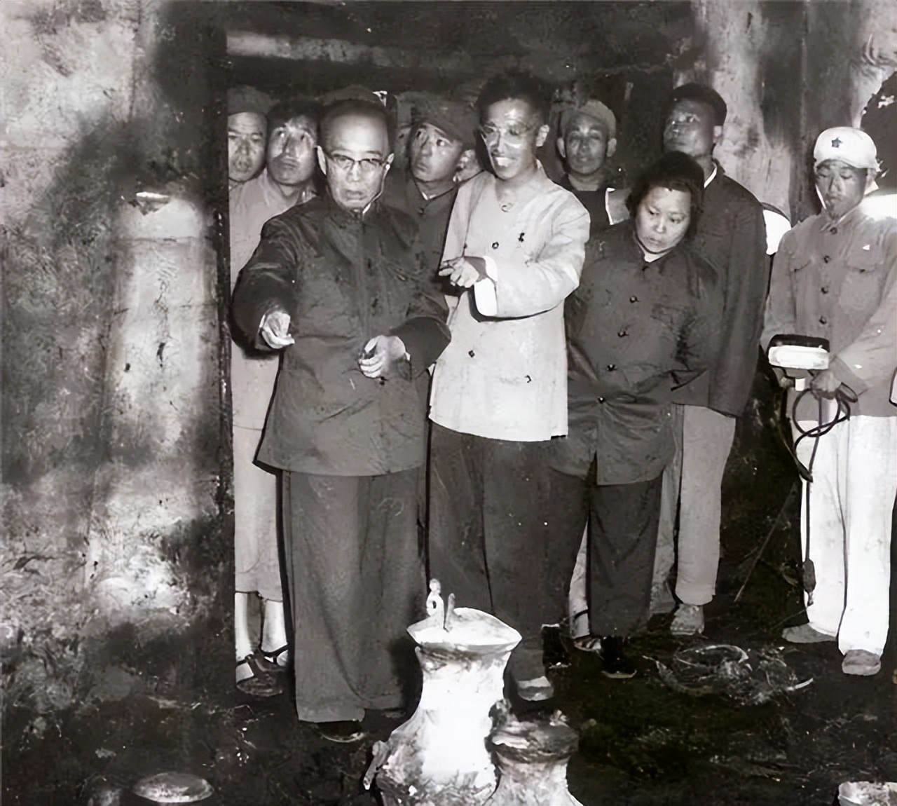 How many imperial tombs did Guo Moruo dug after the founding of the ...