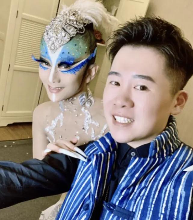 64-year-old Yang Liping fell in love with Xiao Xianrou? Wearing couple ...